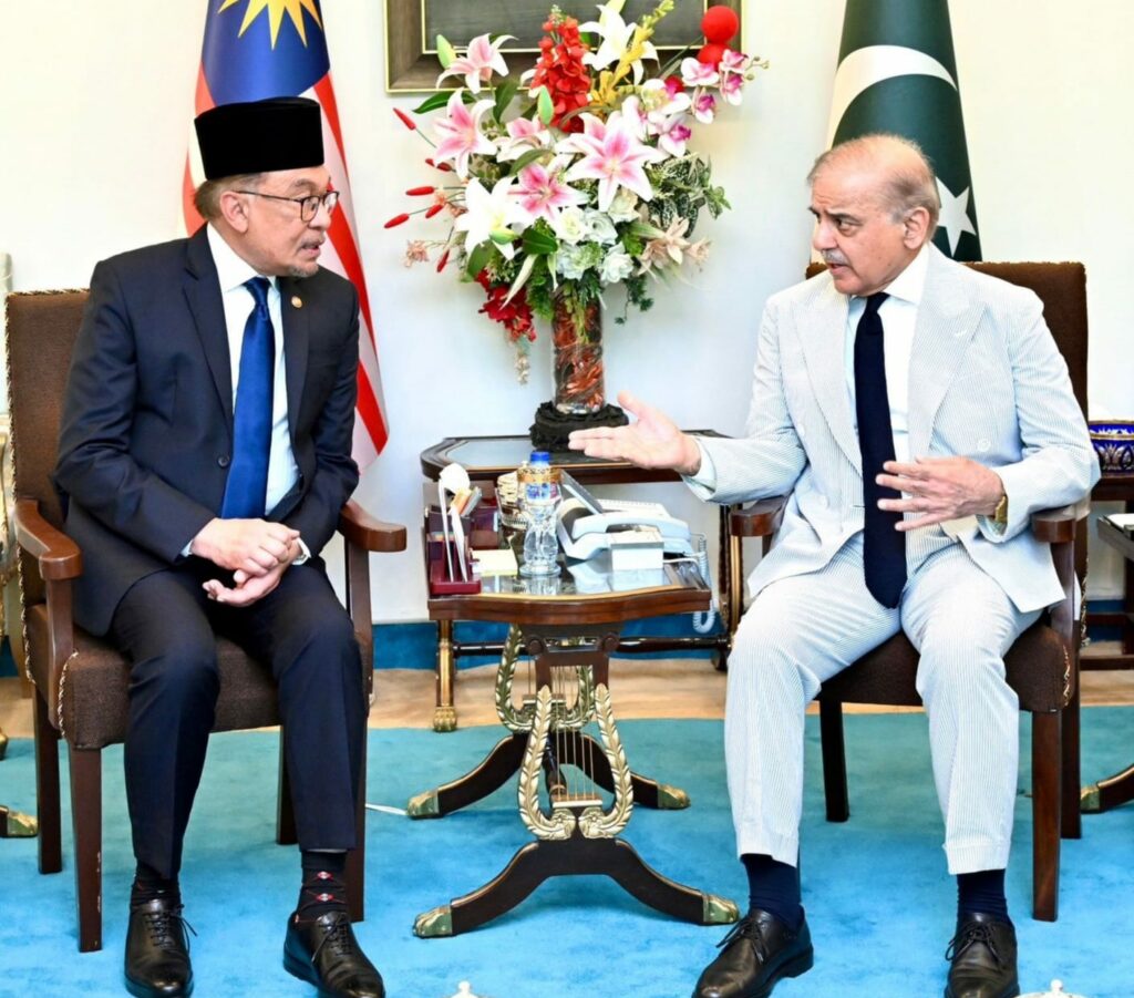 Prime Minister Muhammad Shehbaz Sharif meets with Prime Minister of ...
